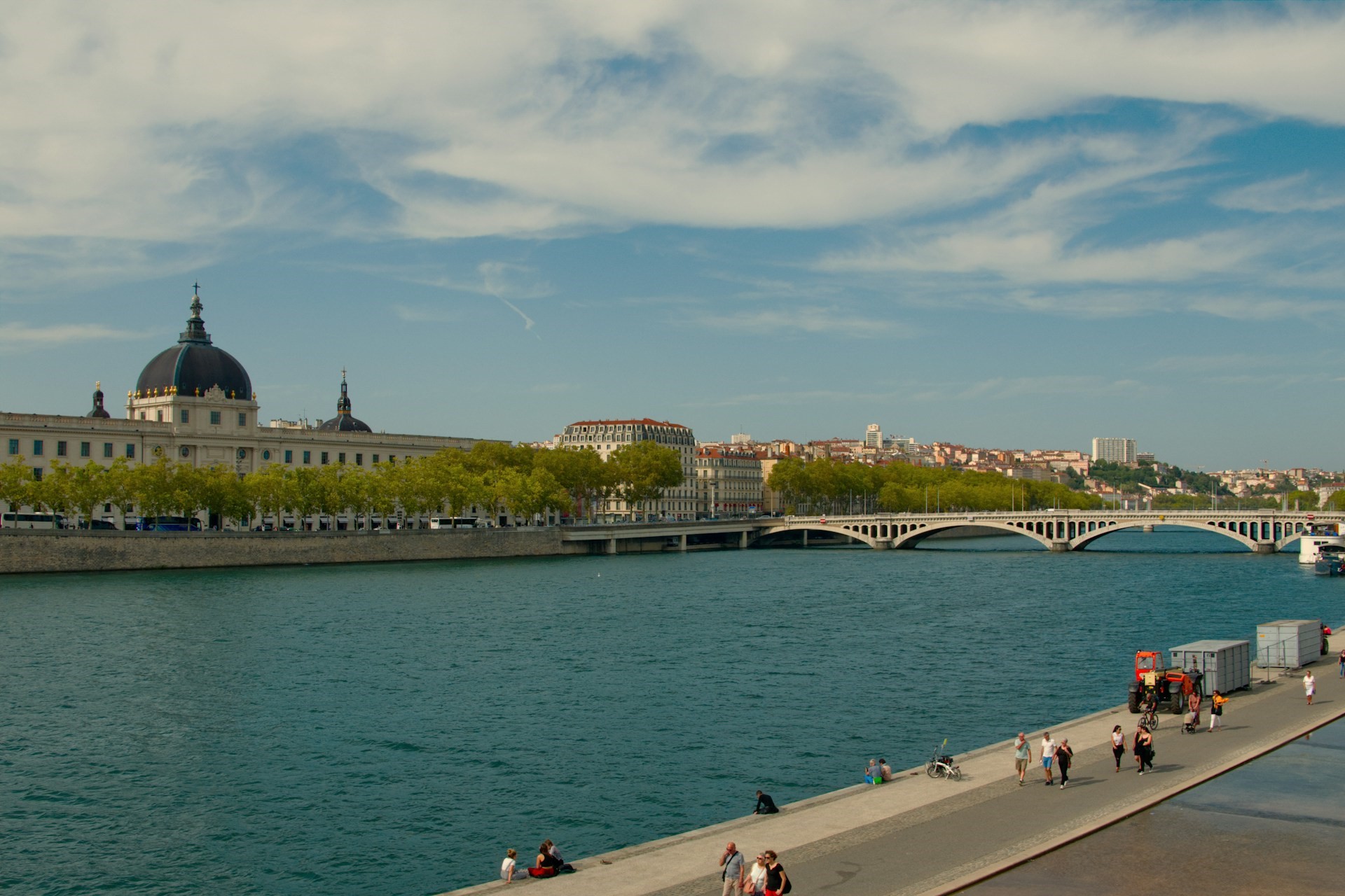 How to Get WiFi in France: A Guide for Tourists - HippocketWifi